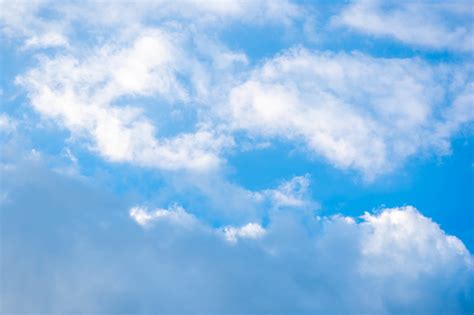 하늘 색 또는 푸른 하늘과 구름은 밝은 흰색 배경입니다 모든 표면 대기 공간 은 하늘 위에 놓여있다 클라우드는 눈에 보이는 질량 액체로 구성된 에어로졸로 창의적인 디자인