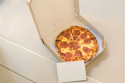 현관 현관에 집 문앞에 텍스트에 대한 빈 카드피자 상자를 엽니 다 배달 개념 0명에 대한 스톡 사진 및 기타 이미지 0명