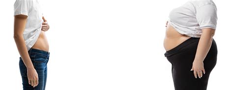 흰색 배경에 고립 된 스포츠 유니폼을 입고 슬림 소녀와 플러스 크기의 여성의 자른 몸 건강한 라이프 스타일 피트니스 스포츠 영양 및 체중 감량의 개념 25 29세에 대한