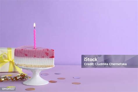 보라색 배경의 선물 상자 근처에 촛불이있는 맛있는 생일 케이크 조각 텍스트를위한 공간 0명에 대한 스톡 사진 및 기타 이미지