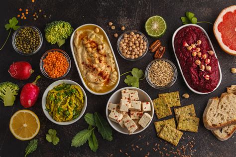 채식주의 음식 배경입니다 채식 식사 후 머 스 근대 후 머 스 녹색 완두콩 딥 야채 곡물 두 부 상위 뷰 어두운 배경 복사 공간입니다 0명에 대한 스톡 사진 및 기타 이미지