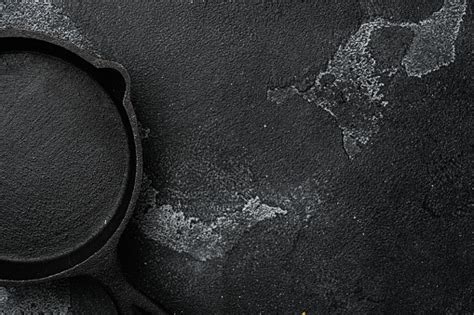 텍스트 또는 음식에 대한 복사 공간이있는 텍스트 또는 음식을위한 복사 공간이있는 주철 프라이팬 상단 보기 플랫 레이 검은 어두운 돌 테이블 배경 배경 주제에 대한 스톡 사진