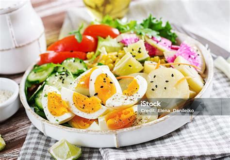 신선한 샐러드입니다 채식 부처님 그릇입니다 삶은 감자 오이 토마토 수 박 무 상 추 Arugula 옥수수와 삶은 계란과 그릇