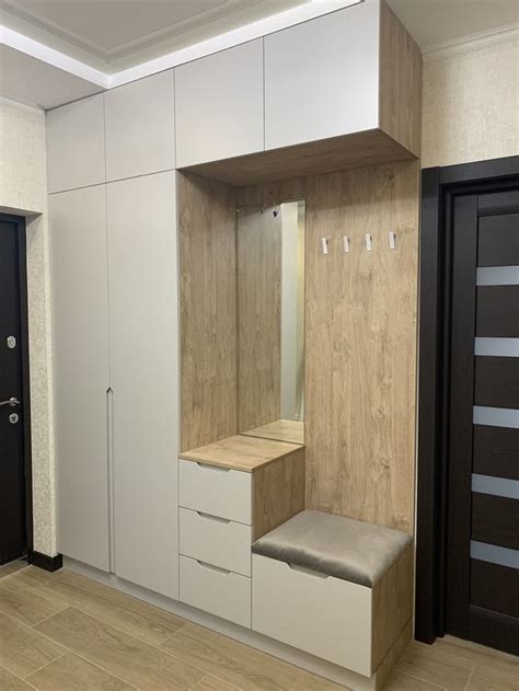 Шафа в передпокій із дзеркалом і гачками Передпокій із мякою сидушкою Шафа під стелю з