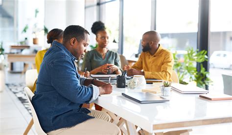 스타트 업 에이전시에서 팀워크 협업 및 프로젝트 관리와 비즈니스 회의에서 메모를 작성하는 흑인 사무실 회의실 및 회사 작업장에서의 전략에 대한 직원 계획 분석 20 24세에