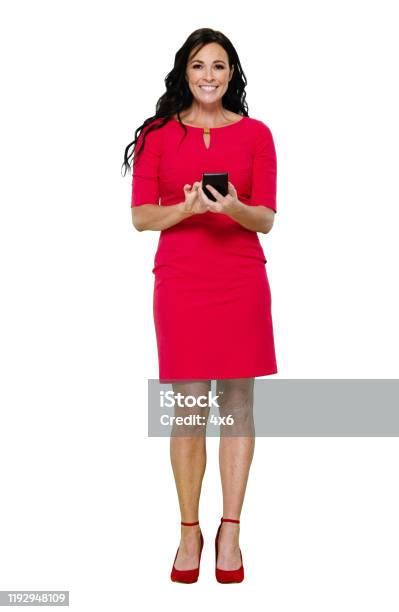 전체 길이정면 보기카메라성인 의 1 인 아름 다운 검은 머리긴 머리 백인 여성젊은 여성 입고 입고 드레스와 하이힐 을 입고 웃고행복쾌활 한웃음시원한 태도문자 메시지 40