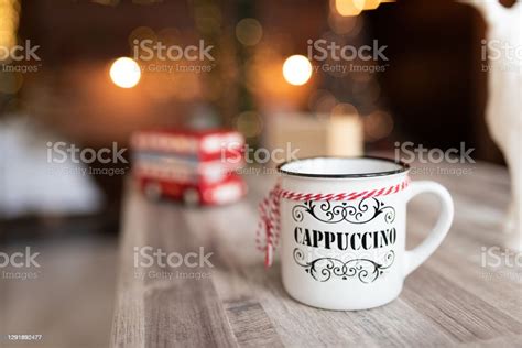 크리스마스 조명의 배경에 표위에 카푸치노 한 잔이 서 있다 0명에 대한 스톡 사진 및 기타 이미지 0명 갈색 거품 내기 Istock