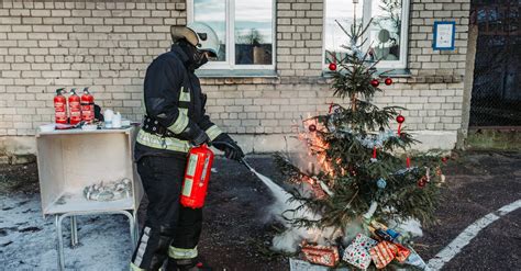 겨울 계절 안전 공공 안전 끄는 사람 방화 벽돌 건물 벽돌 벽 보호 장구 보호복 불타는 크리스마스 선물 비상 대응 빨간색 소화기 사고 예방 소방 장비