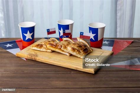 피에스타 Patrias 칠레 공휴일 독립 기념일 음식 및 음료 엠파 나다 칠레 국기 테레 모토 음료 와인 잔 0명에 대한 스톡 사진 및 기타 이미지 Istock
