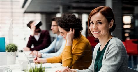 컴퓨터와 Vr 고글을 착용한 젊은 사업가들이 사무실에서 함께 일하고 있다 복사 공간 사진 Unsplash의 남자 이미지