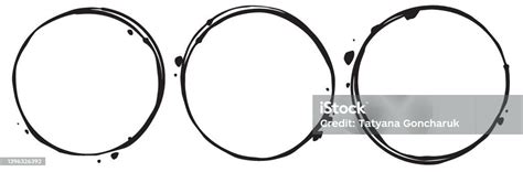 벡터 드로잉 검은 색 페인트의 선과 반점에서 추상적 인 둥근 프레임 세트 유리 마크 개체 그룹에 대한 스톡 벡터 아트 및 기타 이미지 개체 그룹 거친 검은색 Istock