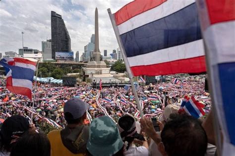 ထိုင်းဝန်ကြီးချုပ် နုတ်ထွက်ရေး လူထောင်နှင့်ချီကာ ဆန္ဒပြ Bur Mizzima Com