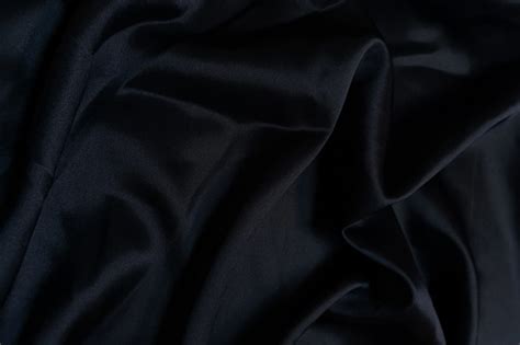 검은 색 구겨진 또는 물결 모양의 직물 텍스처 배경 추상 린넨 천 부드러운 파도 사틴 실크 코튼의 주름 매끄러운 우아한 실크 또는 아틀라스 고급 천 감촉 침구 시트 또는