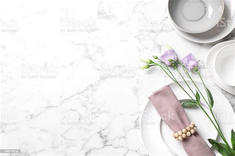 하얀 대리석 테이블에 아름다운 식기류와 꽃이있는 평평한 누워 구성 텍스트를 위한 공간 대리석에 대한 스톡 사진 및 기타 이미지