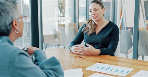 비즈니스 미팅 직원 인터뷰 및 전략에 대한 협력 채용 및 고객과의 컨설팅을 수행하는 기업의 여성 아이디어에 대해 작업자와 의사 소통하는 관리자 2명에 대한 스톡 사진 및