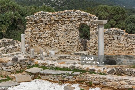 알리 키 Thassos 섬 그리스의 고고학 사이트에서 고 대 교회의 폐허에서 열 0명에 대한 스톡 사진 및 기타 이미지 0명 Cult 건축 Istock