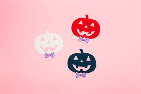분홍색 배경에 활이있는 3 개의 종이 호박 창조적 인 예술 할로윈 개념 평평한 평신도 종이 공예 10월에 대한 스톡 사진 및 기타 이미지 Istock