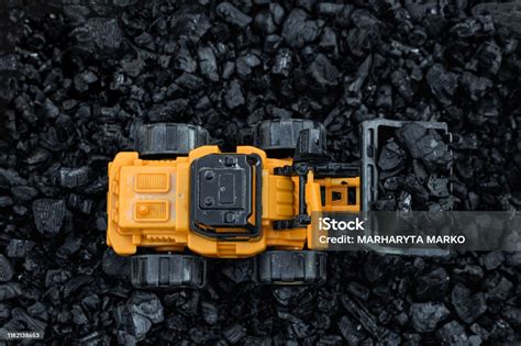 오픈 피트 석탄 광산 운송 및 물류 최고보기 화석 연료 환경 오염 건설 기계류에 대한 스톡 사진 및 기타 이미지 건설 기계류 공기 오염 광물질 Istock