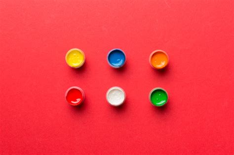 색깔의 배경에 다른 색상의 구아슈항아리 취미 회화 빈 공간이 있는 상단 뷰입니다 창의성을 위한 직장 가정 교육 컨셉 드로잉 개인 장식품에 대한 스톡 사진 및 기타 이미지