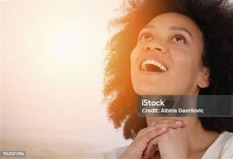 젊은 기도 여자 얼굴에 햇빛 신앙 행복 하나님에 대 한 감사 표현 감사에 대한 스톡 사진 및 기타 이미지 감사 신 여자 Istock