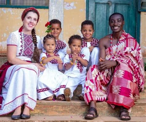 «12 лет живет в африканской глубинке Белокожая девушка вышла замуж за африканца и родила 4 детей