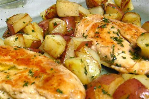 Пилешки филенца с пресни картофи на фурна