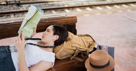 기차에 여자 여행자는 광경을 보러 갔다그녀는지도를 읽고있다 사진 Unsplash의 작다 이미지