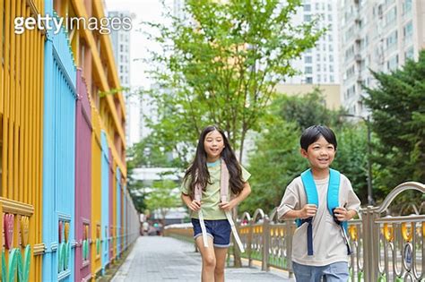 어린이 나이 학교생활 출석 움직이는활동 초등학생 걷기 물리적활동 미소 밝은표정 이미지 Jv12552071 게티이미지뱅크