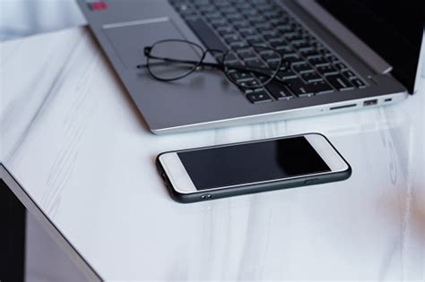 노트북 스마트폰 안경 커피가 있는 업무용 책상의 측면 모습 라이프 스타일과 기술 0명에 대한 스톡 사진 및 기타 이미지 0명