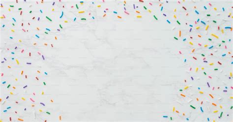 다양한 색상의 스프링클이 있는 흰색 대리석 배경 사진 Unsplash의 벽지 이미지