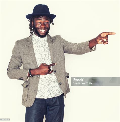 젊은 잘생긴 아프로 머리 칠레식 남자아이 세련된 지역으로 1930년대 모자 몸짓 2015년에 대한 스톡 사진 및 기타 이미지 2015년 긍정적인 감정 표현 남자
