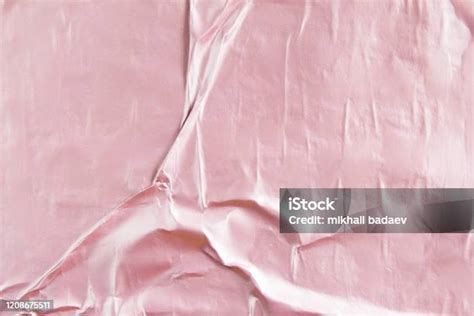 거친 표면과 거리 벽 간판에 분홍색 구겨진 광택 종이 플래카드 분홍색 주름 진 종이 포스터 텍스처 배경입니다 0명에 대한 스톡 사진 및 기타 이미지 Istock