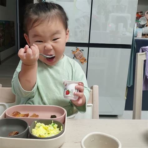 아침부터 요거트 잘 떠먹는 딸기 Youtube
