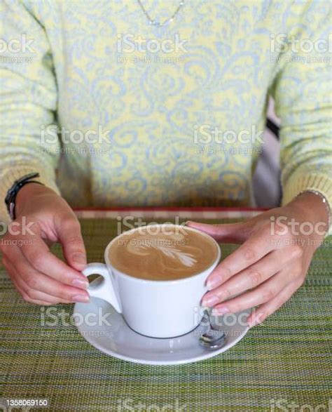 카페 레스토랑의 테이블에 앉아 카푸치노 라떼 커피를 마시는 여성의 손 갈색에 대한 스톡 사진 및 기타 이미지 갈색 라떼 러시아 Istock