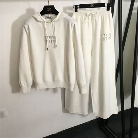 Комплект одежды Женский Miu Miu Повседневный белый размер 44 Полиэстер Фитнес Однотонный