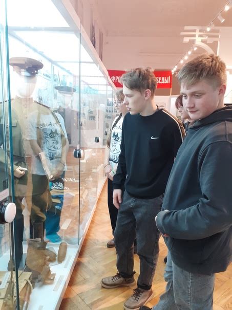 На осенних каникулах учащиеся 9в посетили Курганский областной краеведческий музей используя