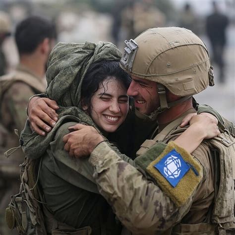 Três Jovens Soldados E Uma Soldada Imagem Premium Gerada Com Ia