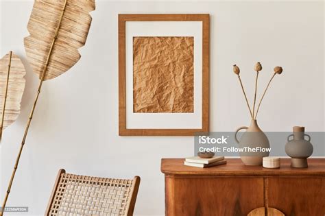 갈색 모의 사진 프레임 식물 나무 Commode 및 액세서리와 거실의 미니멀 한 구성 템플렛 0명에 대한 스톡 사진 및 기타 이미지 Istock