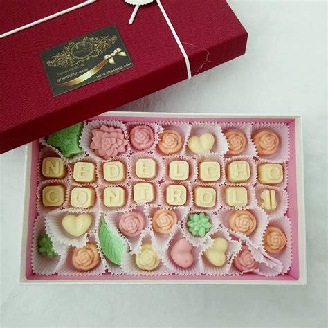 Шоколадови бонбони с надпис 100 Подаръци и Цветя Facebook