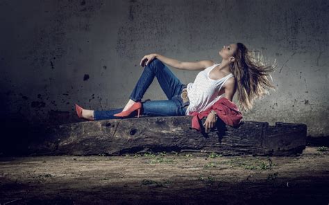 배경 화면 여자들 모델 긴 머리 갈색 머리의 애정 하이힐 사진술 청바지 푸른 탱크 탑 벨트 감정 빨간 발 뒤꿈치 로맨스 색깔 아름다움 어둠