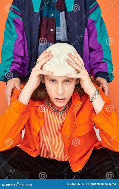 Dos Hombres Posando Juntos Con Amor Imagen De Archivo Imagen De Placer Ocasional 316186337