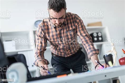 사무실에서 한 남자가 테이블 근처 서 이며 자석 보드에 마커를 그립니다 감독에 대한 스톡 사진 및 기타 이미지 감독 거친 경영자 Istock