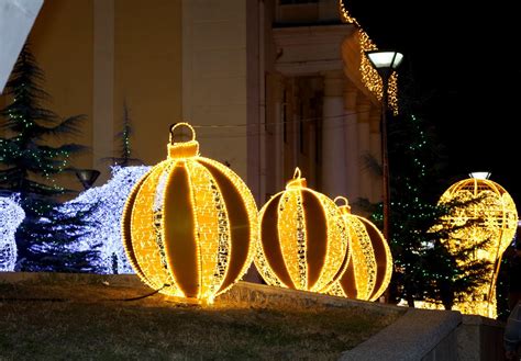 საახალწლო ნაძვის ხეები საქართველოს ქალაქებიდან ფოტოები Ambebi Ge