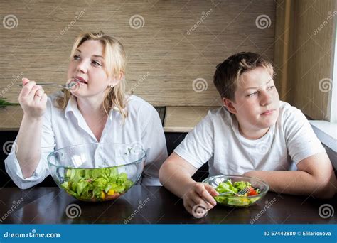 Mutter Und Sohn Salat Essen Stockfoto Bild von mutter frühstück