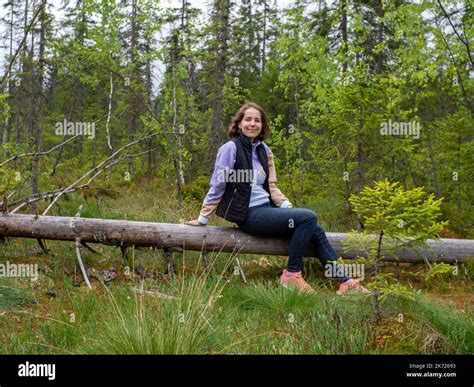 Jeune Femme Caucasienne Assise Dans Un Arbre Banque De Photographies Et Dimages Haute