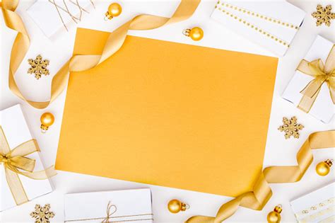 크리스마스 또는 새 해 프레임 구성 텍스트 복사 빈 공간 흰색 바탕에 골드 색상에는 크리스마스 훈장 휴일과 축 하 엽서 또는 초대에 대 한 개념입니다 상위 뷰 12월에 대한