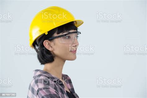 하드 모자와 흰색 배경에 대 한 안전 유리를 착용 하는 여성 건축가 20 24세에 대한 스톡 사진 및 기타 이미지 20 24
