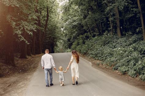 Família Com Filha Brincando Em Um Parque Foto Grátis