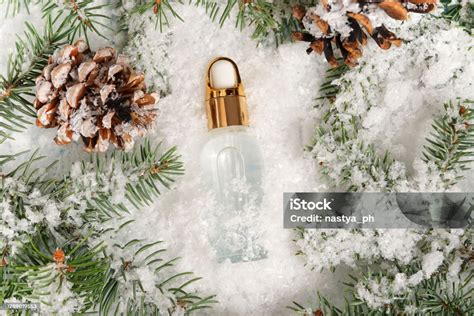 크리스마스 트리 평평한 평지 복사 공간과 흰색 눈에 겨울 화장품 오일 겨울 스킨 케어 크리스마스에 대한 스톡 사진 및 기타 이미지 크리스마스 피부 관리 한 명의