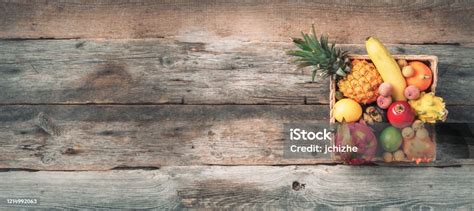 이국적인 태국 과일의 전체 등나무 상자 파인애플 피타 하야 키와노 아프리카 뿔 멜론 타마릴로 과일 그라나딜라 페이조아 살락 뱀 과일 마라쿠야 람부탄 열매 롱 타마린드 망고스